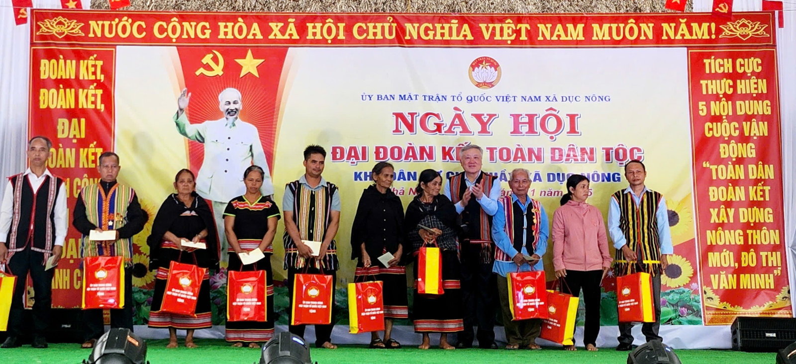 Ngày hội Đại đoàn kết toàn dân tộc tại thôn Chả Nhầy, xã Dục Nông diễn ra long trọng, ấm áp ...